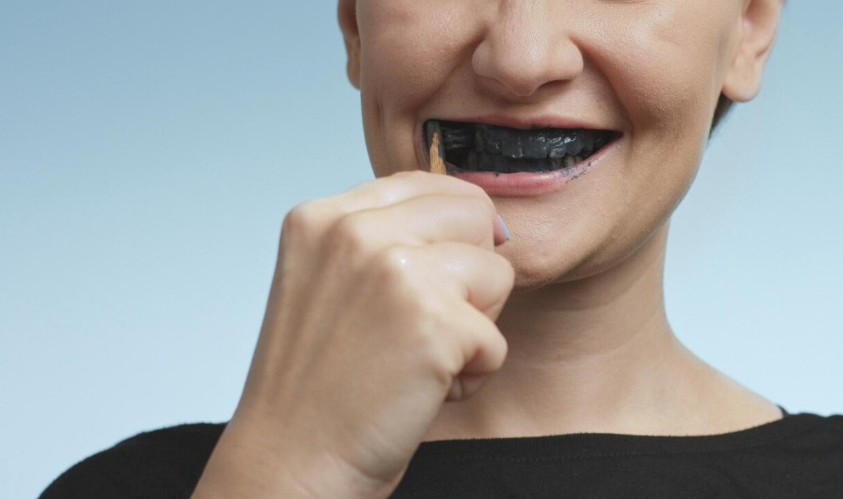 Blogdetails/does charcoal toothpaste actually work